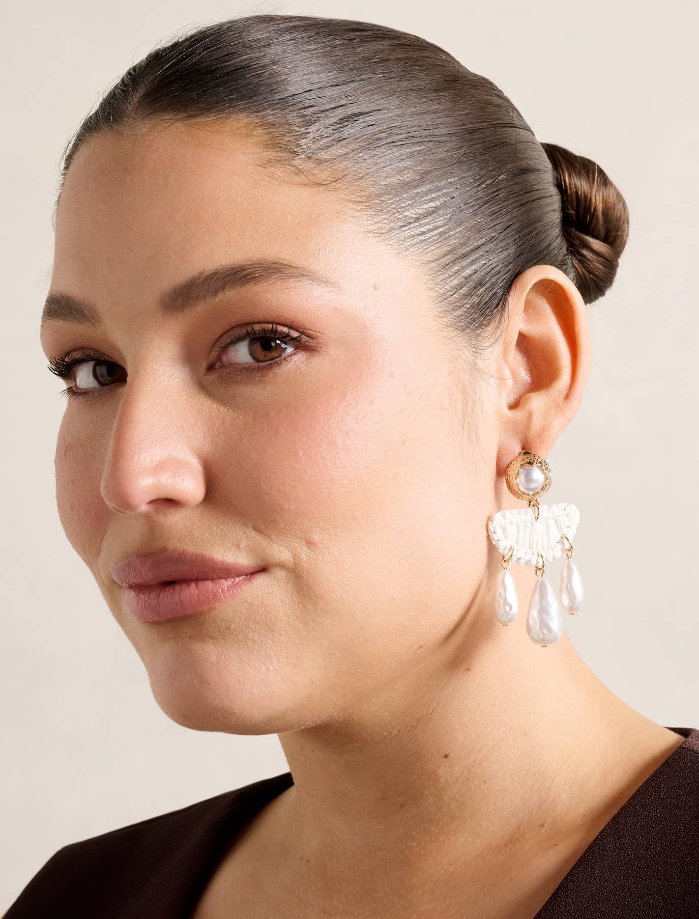 Signature Rachel Pearl Earrings Pearl/Gold | Forever New