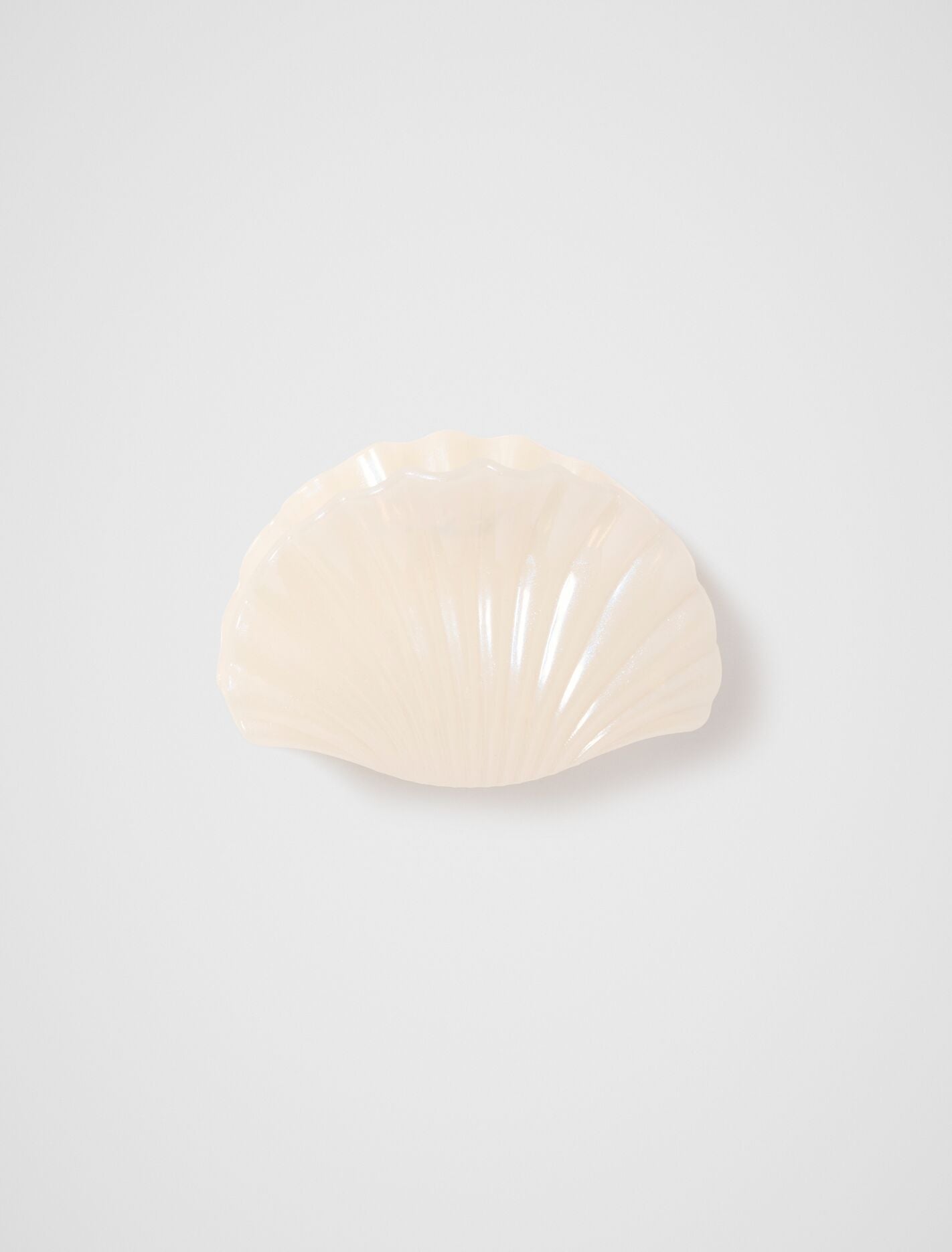 Emily Sea Shell Claw Clip Ivory | Forever New